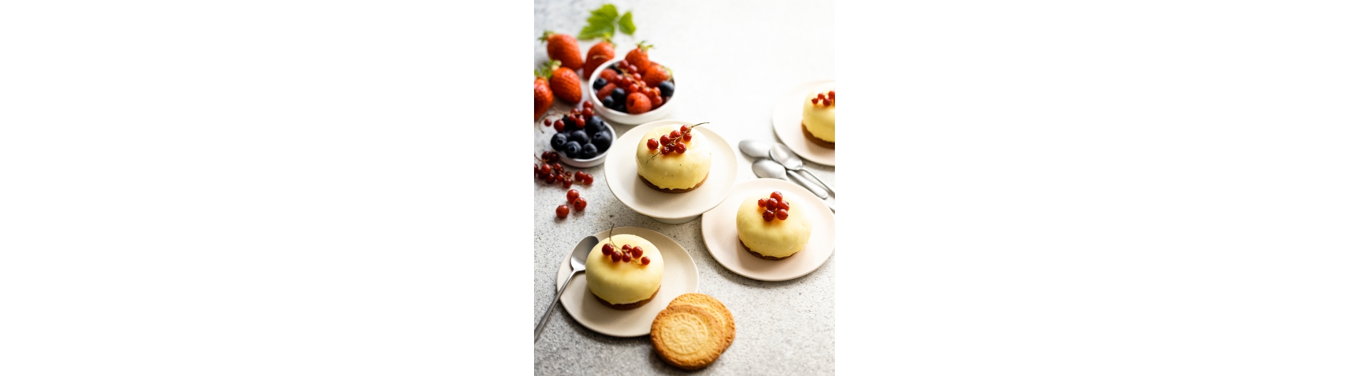 Mini entremets fruits rouge et chocolat blanc et Galettes de Pont-Aven ...